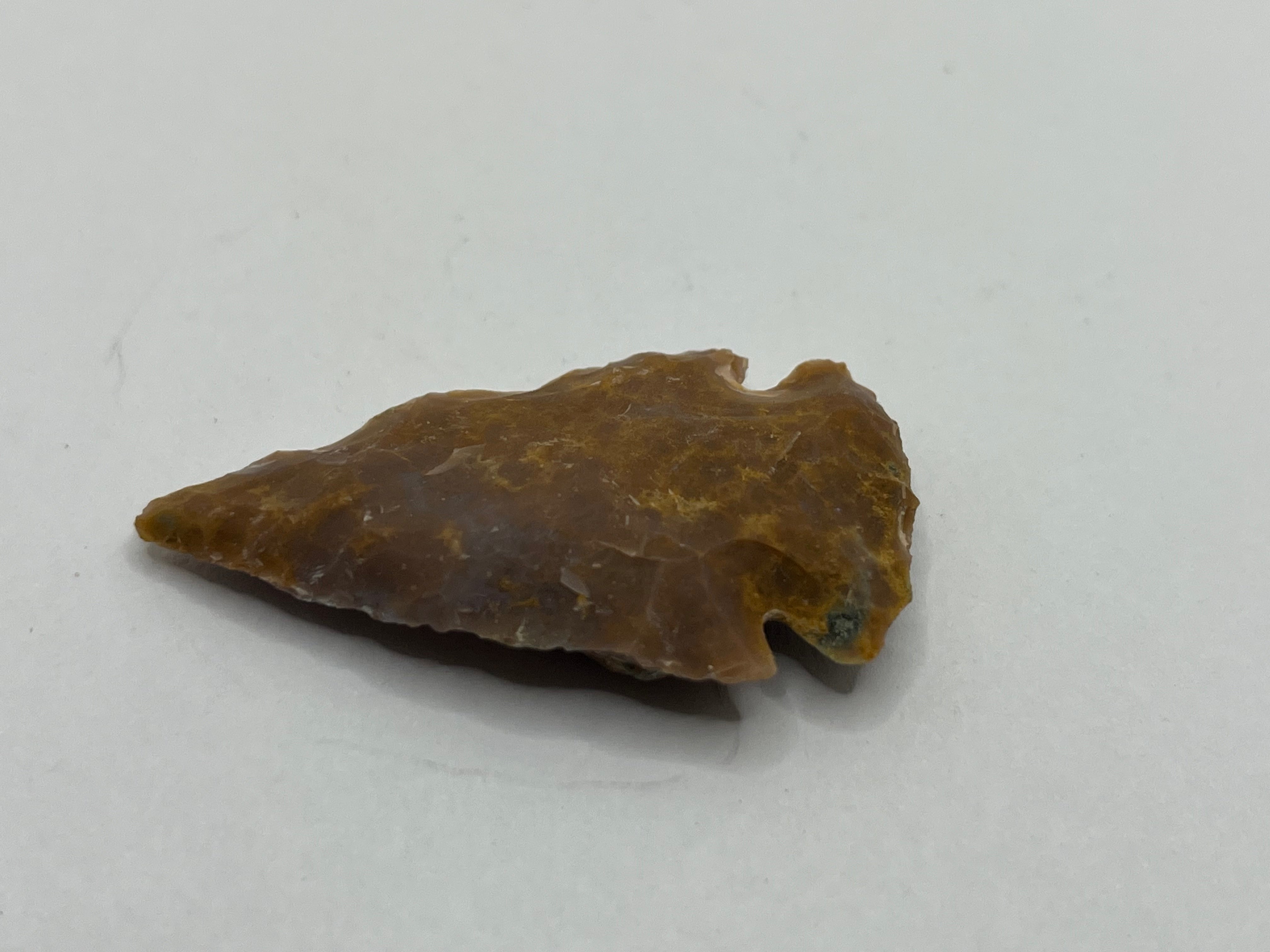 Jasper arrow head – Crystal and fossils