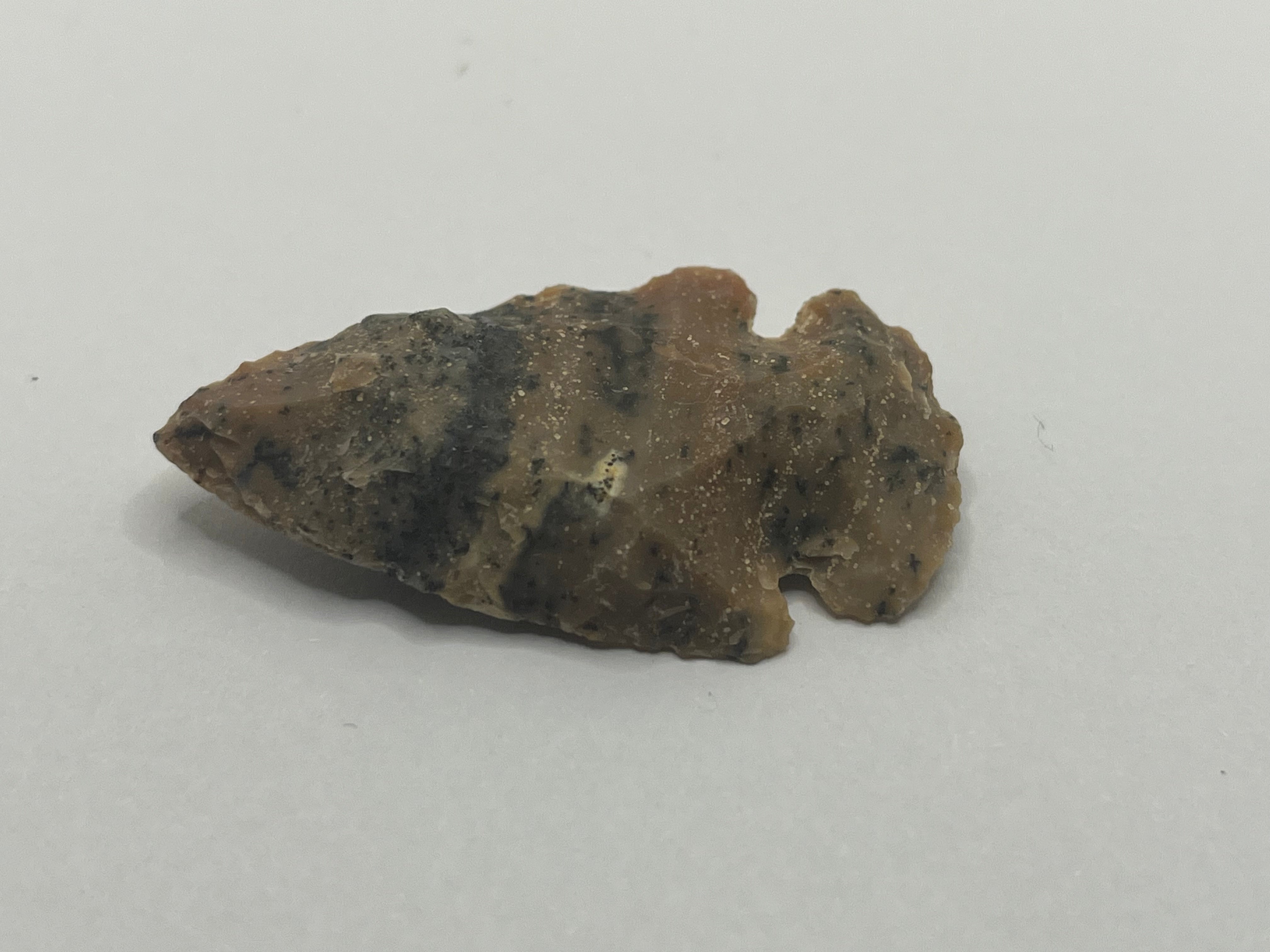 Jasper arrow head – Crystal and fossils