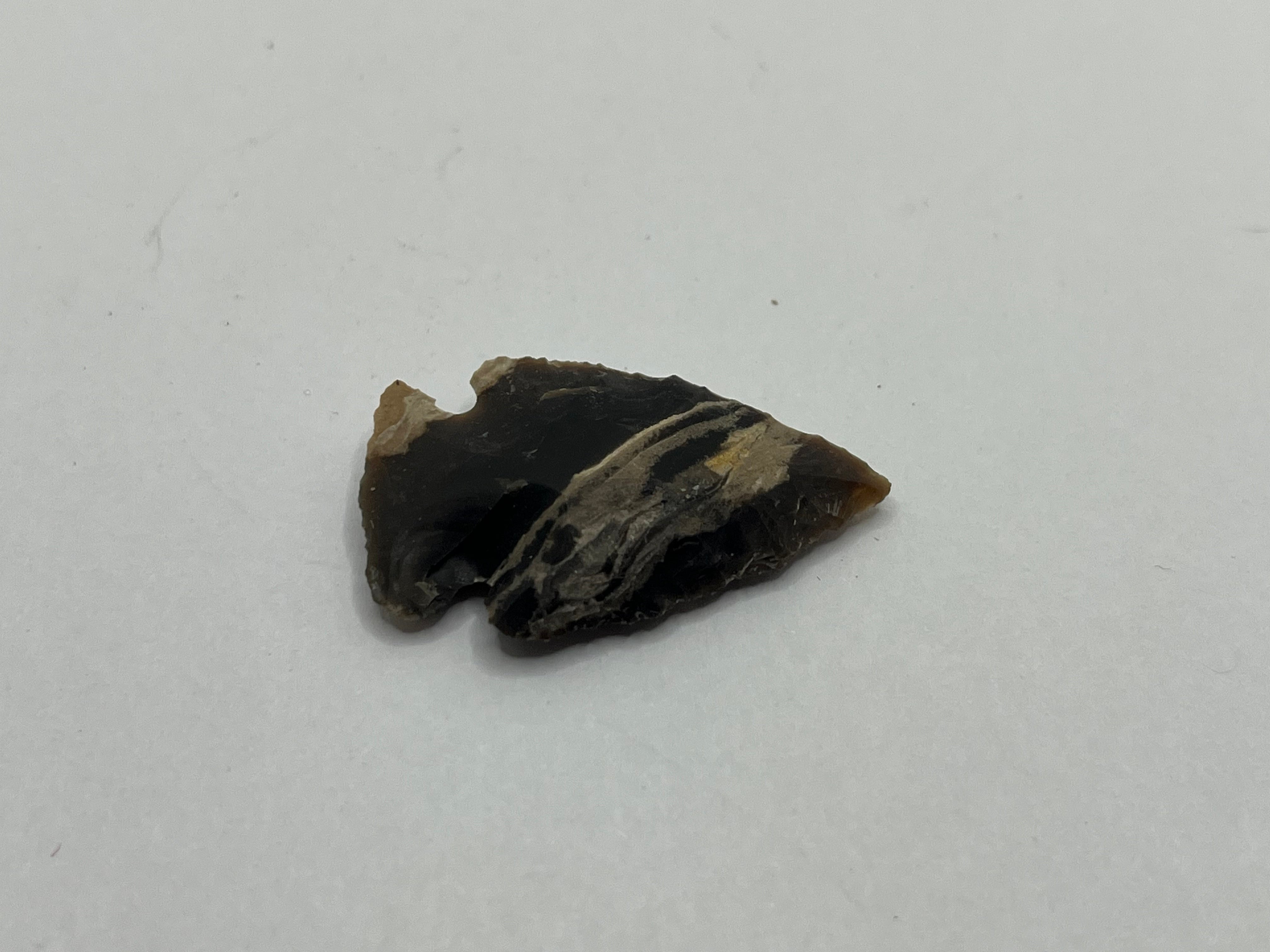 Jasper arrow head – Crystal and fossils