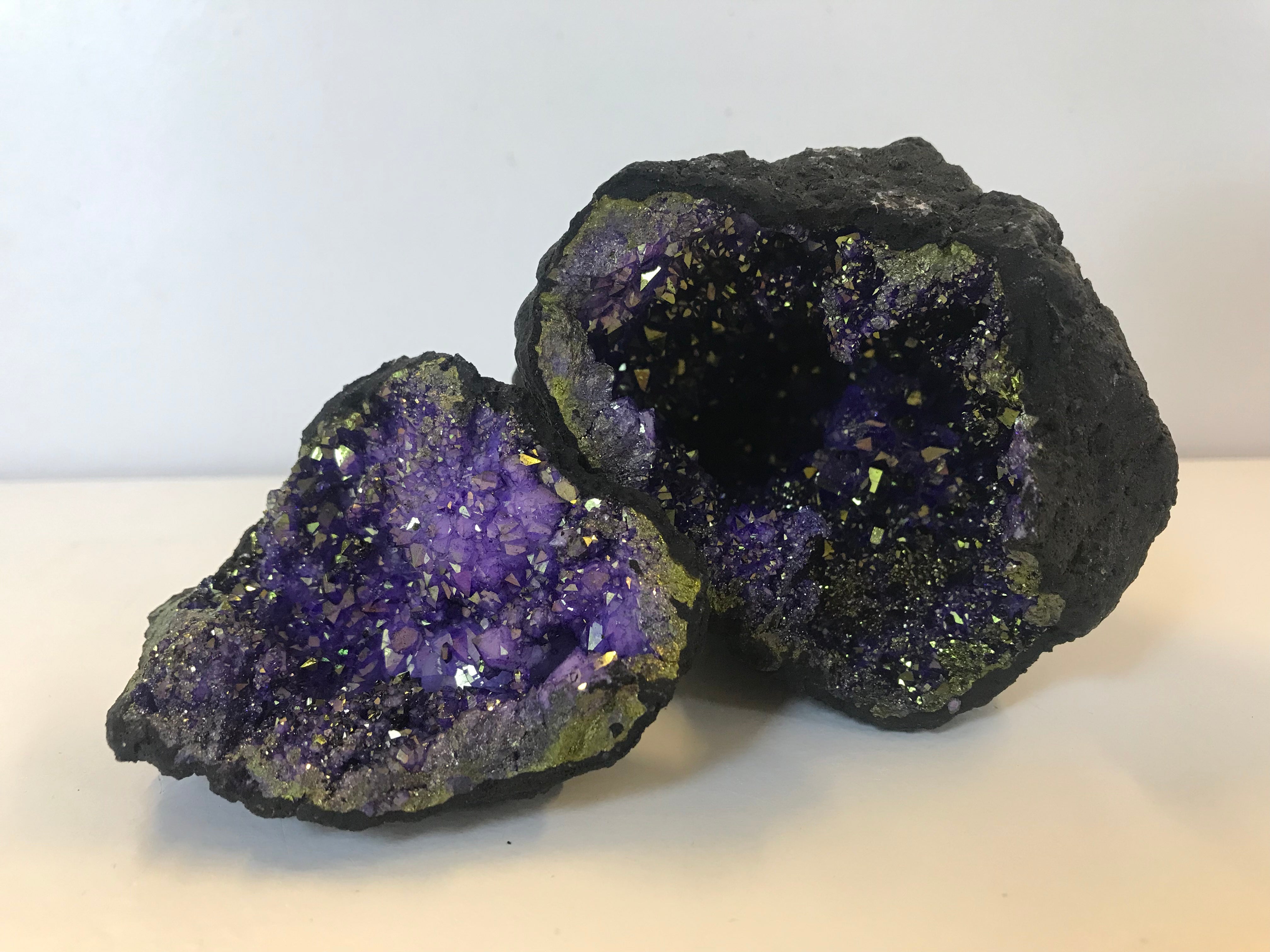 Dyed geode – Crystal and fossils