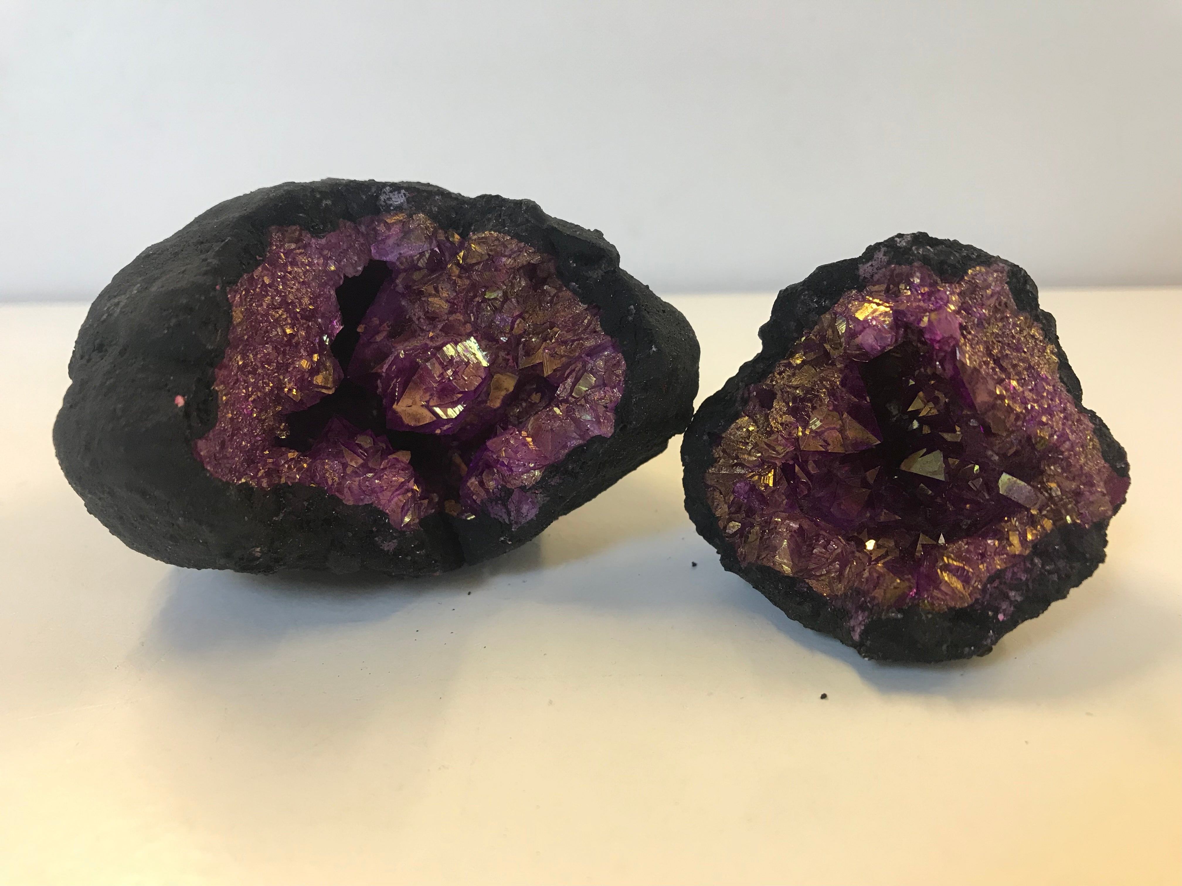 Dyed geode – Crystal and fossils