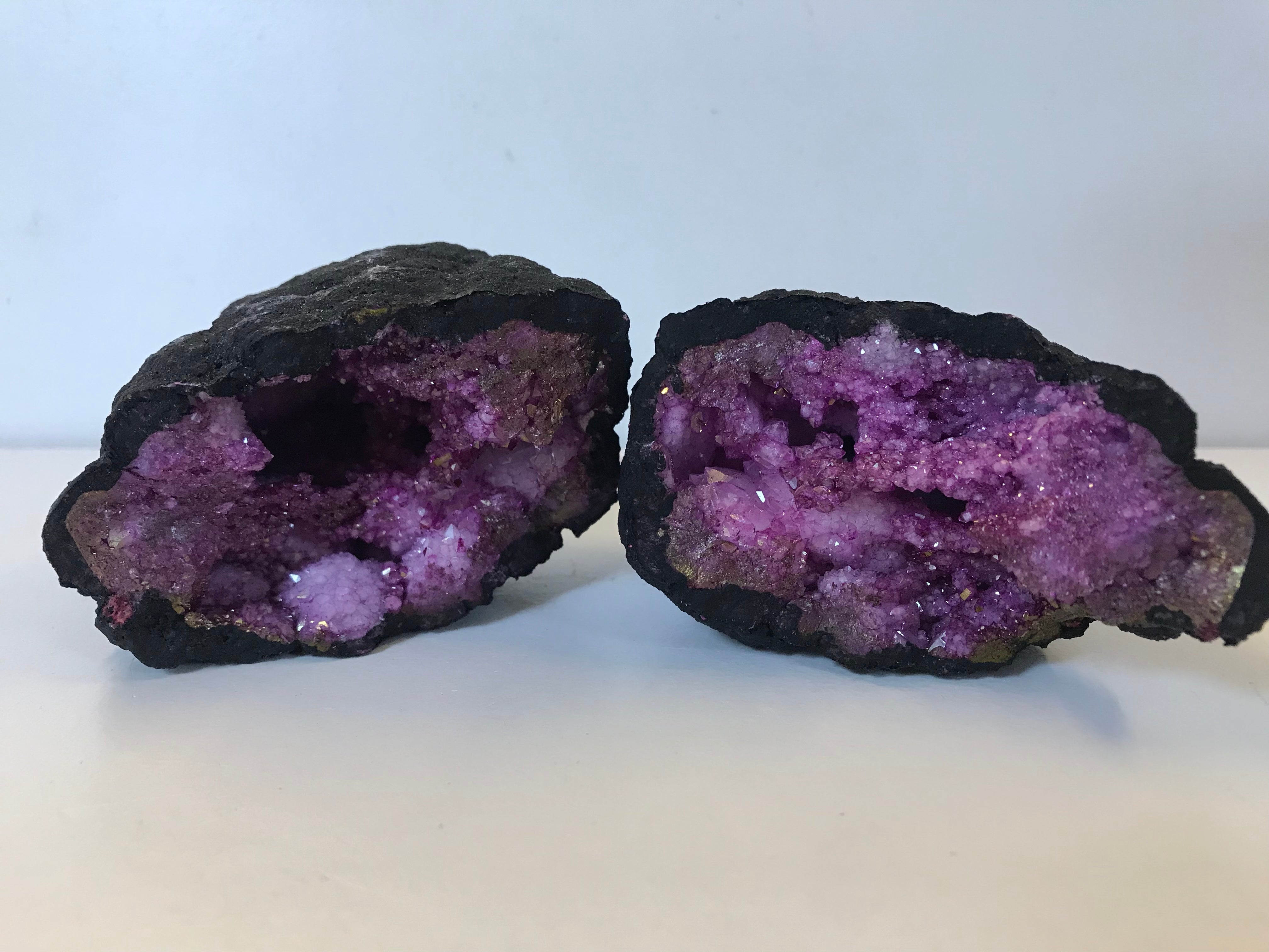 Dyed geode – Crystal and fossils