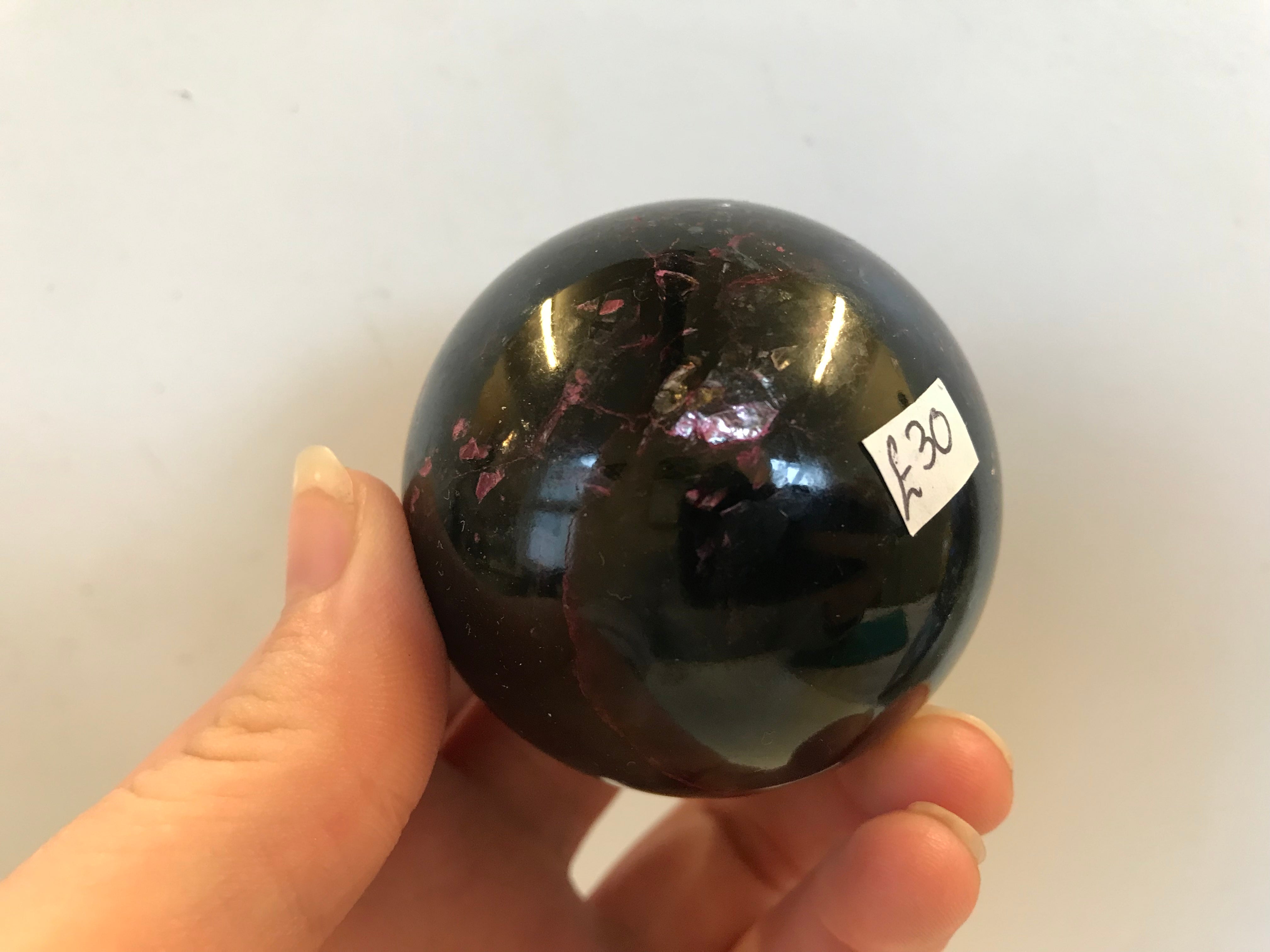 Red plum blossom jade sphere – Crystal and fossils