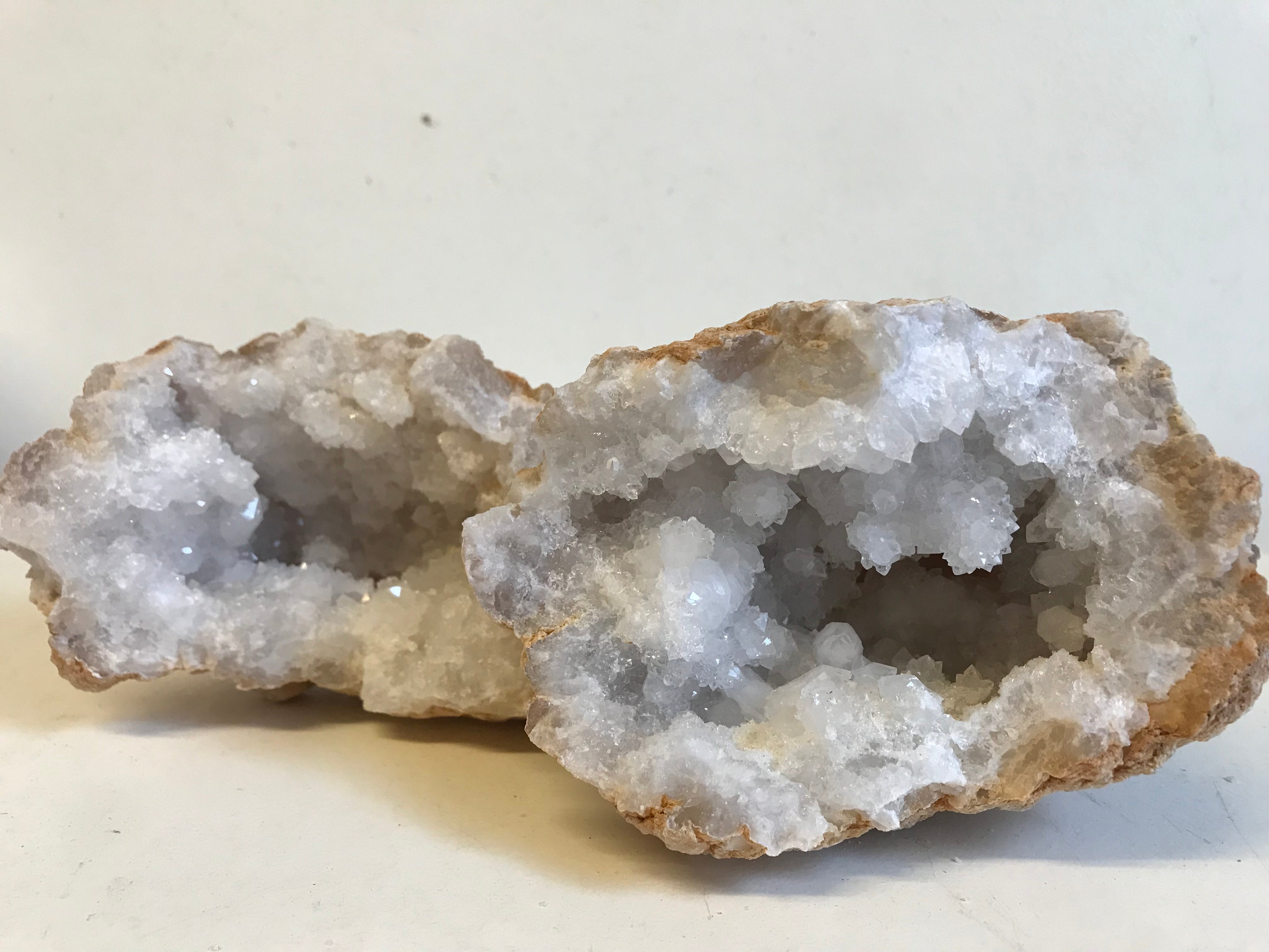 Whole Quartz geode – Crystal and fossils